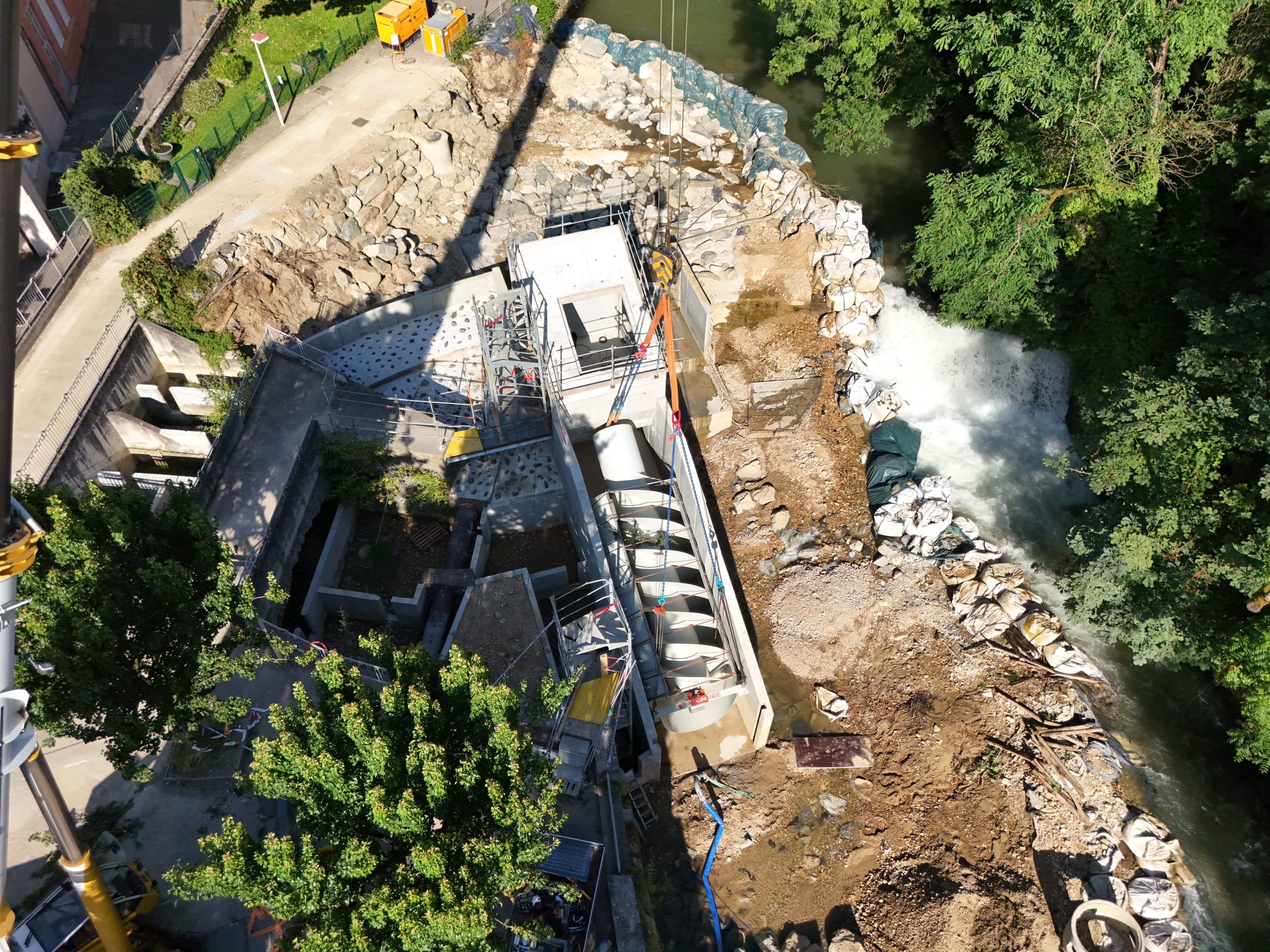 Microcentrale sur la Gère : installation d’une vis et des organes ...